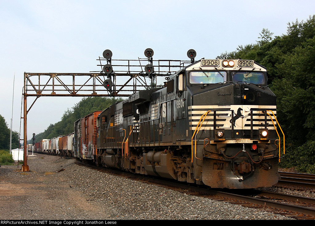 NS 9906 leads 18A into the siding
